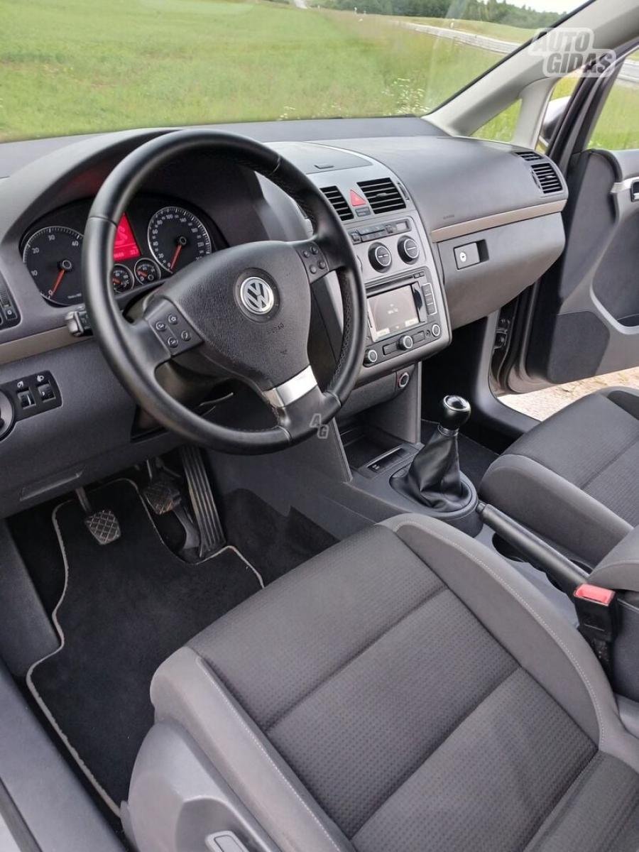 Pelēks Volkswagen Touran 2009 Mažeikiai, ar dzinēja tilpumu 1.90 L un nobraukumu 271 tūkst. km par 4199 €, foto 19 vietnē AUTOMOTO.COM.LV
