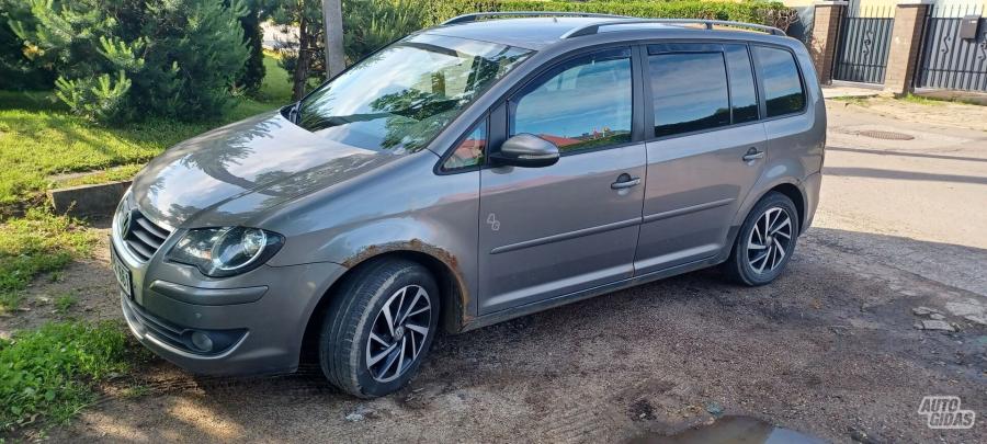 Grey Volkswagen Touran 2009 in Vilnius, with an engine capacity of 2.00 L and mileage of 322 thousand km for 1899 €, photo 4 on AUTOMOTO.COM.LV