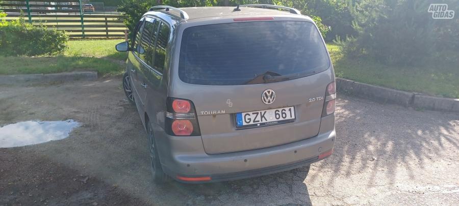 Grey Volkswagen Touran 2009 in Vilnius, with an engine capacity of 2.00 L and mileage of 322 thousand km for 1899 €, photo 6 on AUTOMOTO.COM.LV