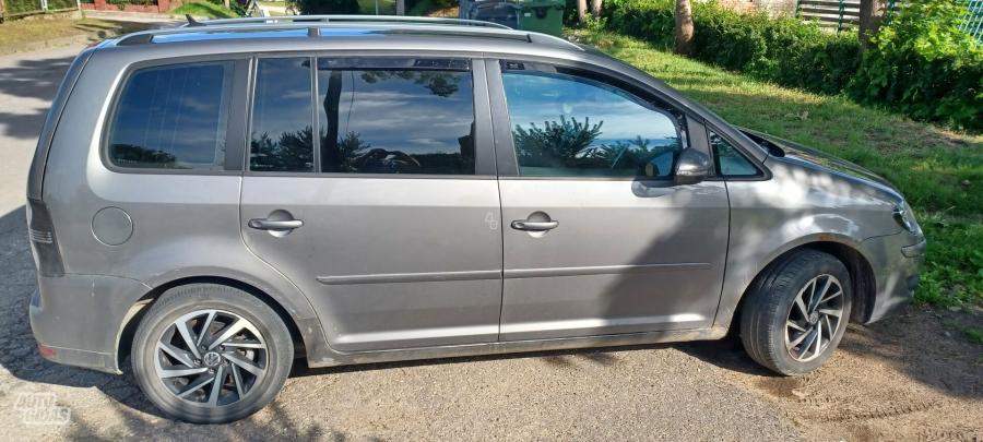 Grey Volkswagen Touran 2009 in Vilnius, with an engine capacity of 2.00 L and mileage of 322 thousand km for 1899 €, photo 8 on AUTOMOTO.COM.LV