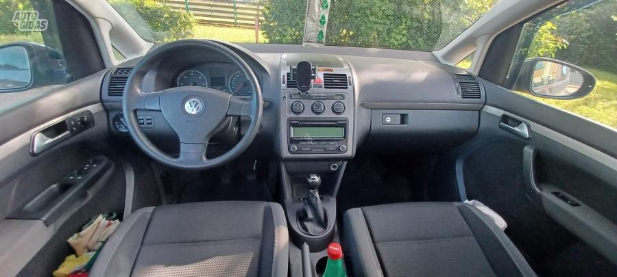 Grey Volkswagen Touran 2009 in Vilnius, with an engine capacity of 2.00 L and mileage of 322 thousand km for 1899 €, photo 9 on AUTOMOTO.COM.LV