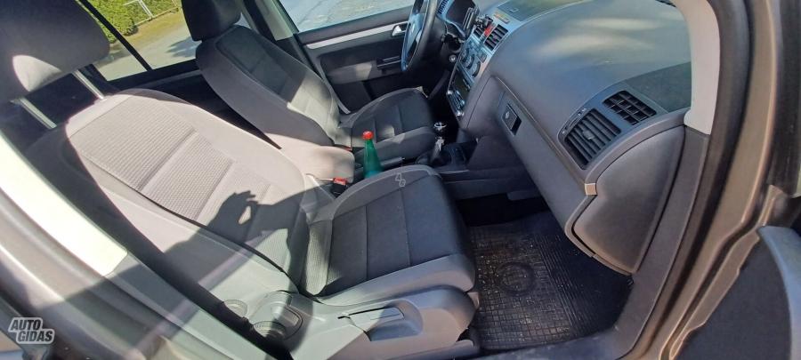 Grey Volkswagen Touran 2009 in Vilnius, with an engine capacity of 2.00 L and mileage of 322 thousand km for 1899 €, photo 13 on AUTOMOTO.COM.LV