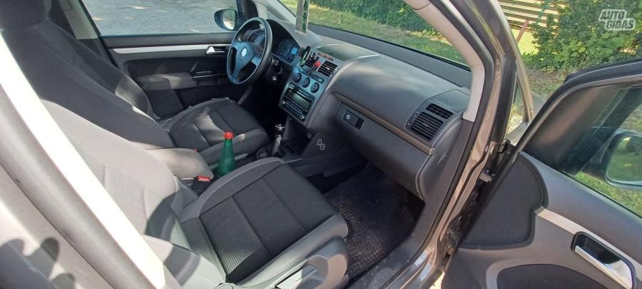 Grey Volkswagen Touran 2009 in Vilnius, with an engine capacity of 2.00 L and mileage of 322 thousand km for 1899 €, photo 16 on AUTOMOTO.COM.LV