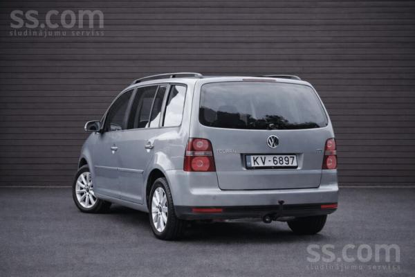 Grey Volkswagen Touran 2009 in Riga, with an engine capacity of 1.90 L and mileage of 280 thousand km for 4990 €, photo 4 on AUTOMOTO.COM.LV