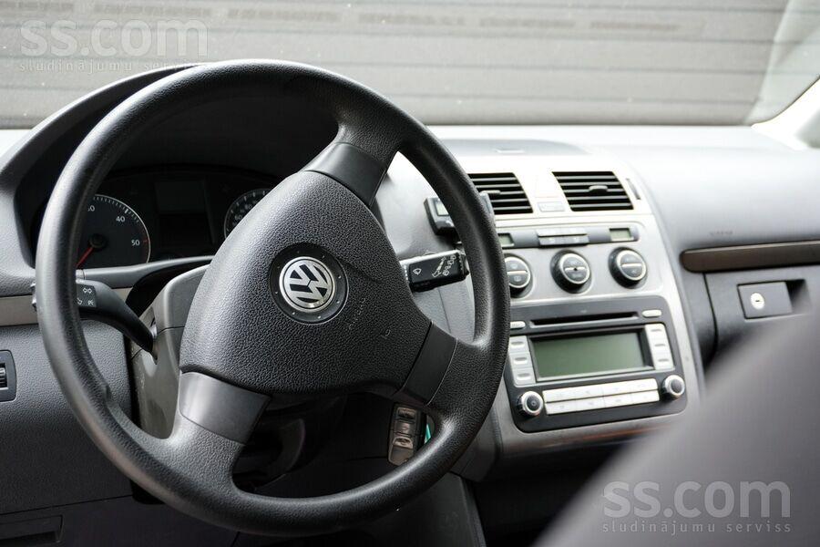 Pelēks Volkswagen Touran 2009 Rīga, ar dzinēja tilpumu 1.90 L un nobraukumu 280 tūkst. km par 4990 €, foto 6 vietnē AUTOMOTO.COM.LV