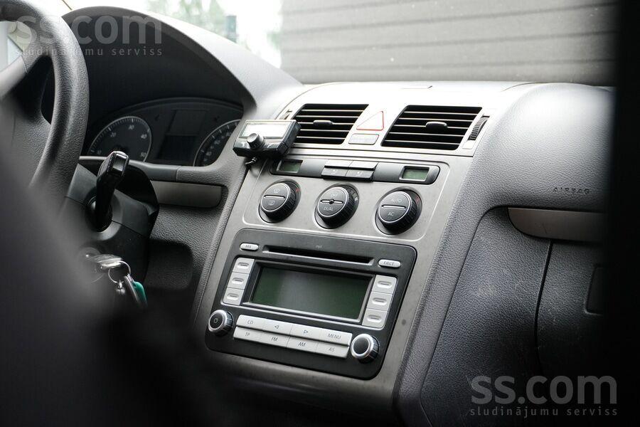 Pelēks Volkswagen Touran 2009 Rīga, ar dzinēja tilpumu 1.90 L un nobraukumu 280 tūkst. km par 4990 €, foto 8 vietnē AUTOMOTO.COM.LV