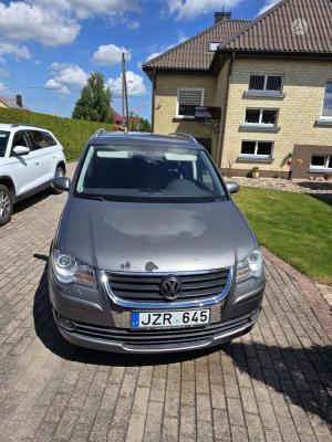 Grey Volkswagen Touran 2009 in Kursenai, with an engine capacity of 1.39 L and mileage of 184 thousand km for 2500 €, photo 3 on AUTOMOTO.COM.LV