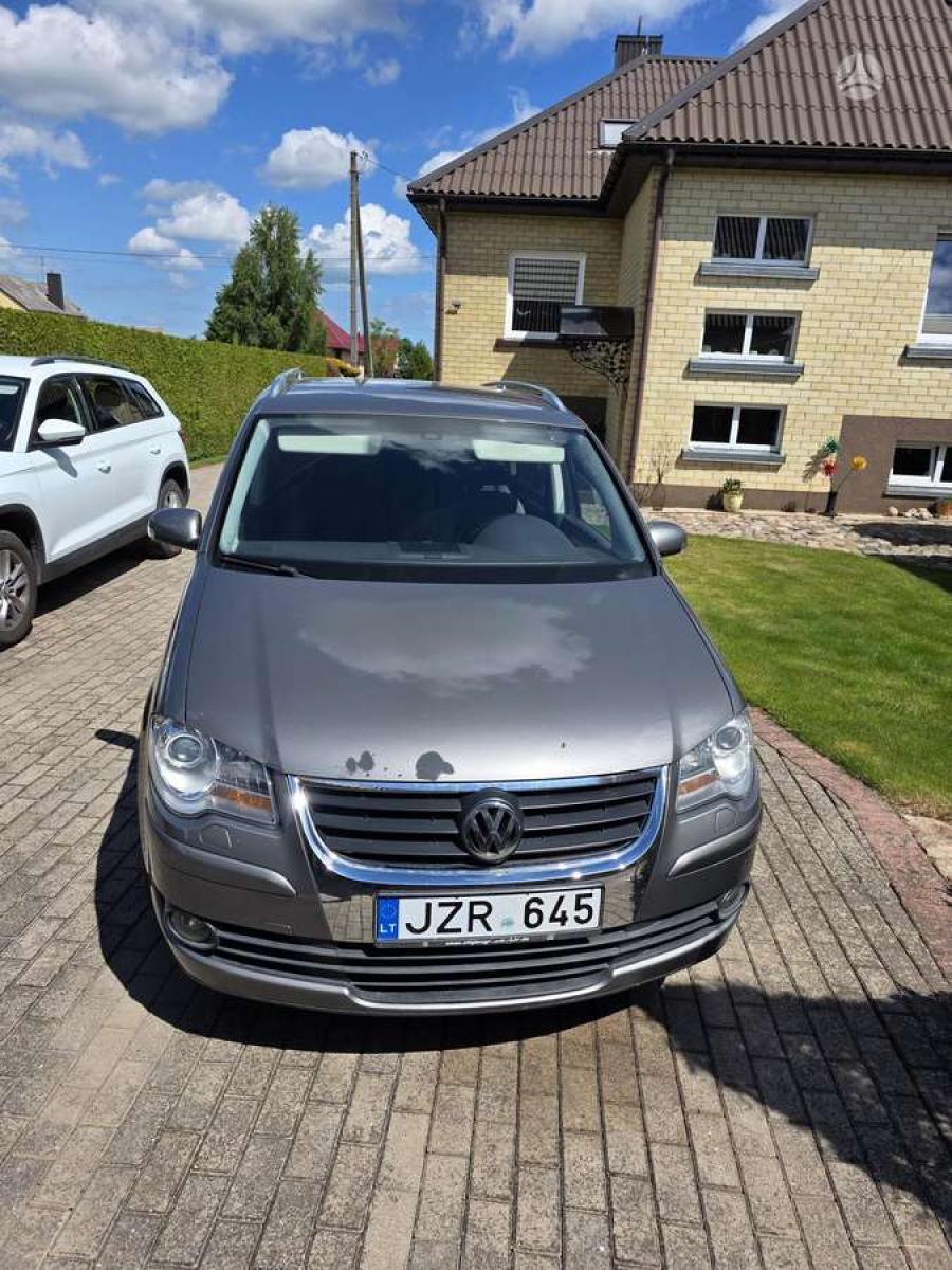 Grey Volkswagen Touran 2009 in Kursenai, with an engine capacity of 1.39 L and mileage of 184 thousand km for 2500 €, photo 3 on AUTOMOTO.COM.LV