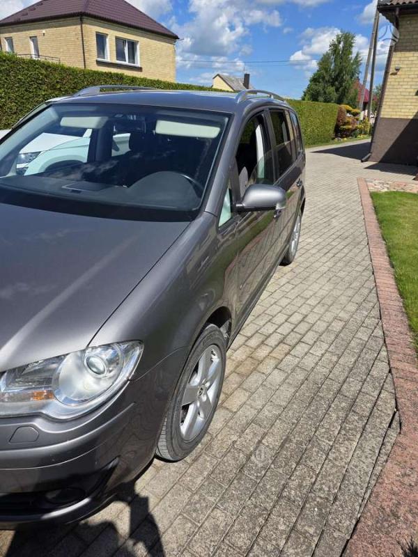Grey Volkswagen Touran 2009 in Kursenai, with an engine capacity of 1.39 L and mileage of 184 thousand km for 2500 €, photo 4 on AUTOMOTO.COM.LV