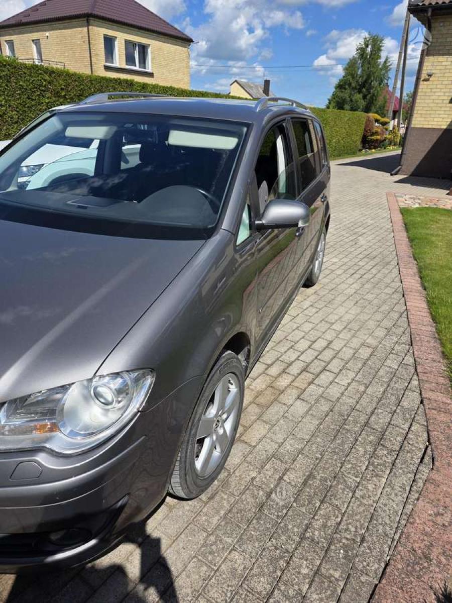 Grey Volkswagen Touran 2009 in Kursenai, with an engine capacity of 1.39 L and mileage of 184 thousand km for 2500 €, photo 5 on AUTOMOTO.COM.LV