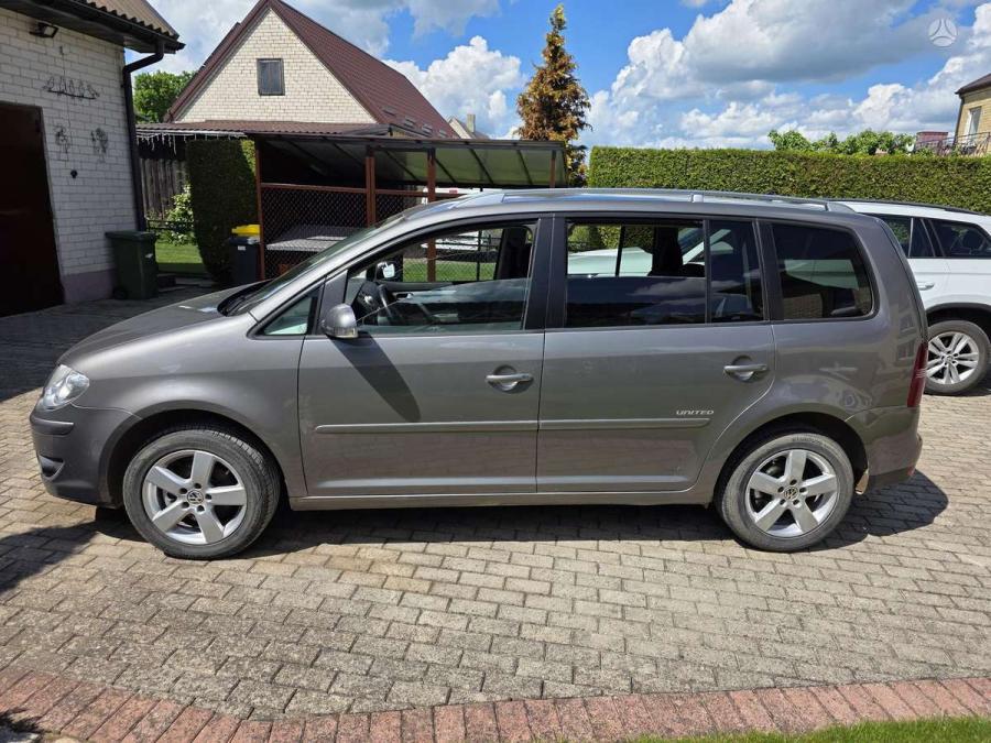 Grey Volkswagen Touran 2009 in Kursenai, with an engine capacity of 1.39 L and mileage of 184 thousand km for 2500 €, photo 6 on AUTOMOTO.COM.LV