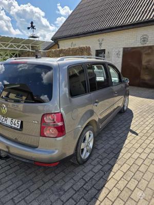 Grey Volkswagen Touran 2009 in Kursenai, with an engine capacity of 1.39 L and mileage of 184 thousand km for 2500 €, photo 7 on AUTOMOTO.COM.LV