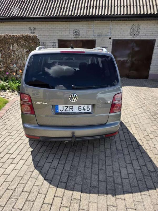 Grey Volkswagen Touran 2009 in Kursenai, with an engine capacity of 1.39 L and mileage of 184 thousand km for 2500 €, photo 7 on AUTOMOTO.COM.LV