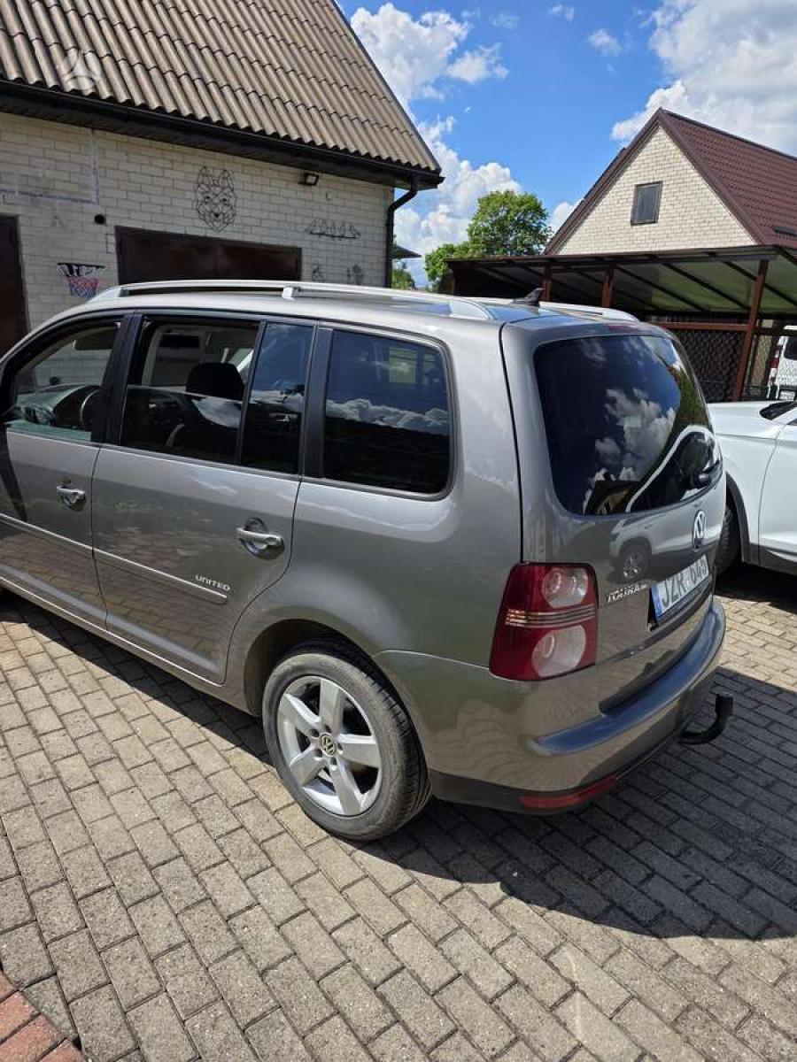 Grey Volkswagen Touran 2009 in Kursenai, with an engine capacity of 1.39 L and mileage of 184 thousand km for 2500 €, photo 9 on AUTOMOTO.COM.LV