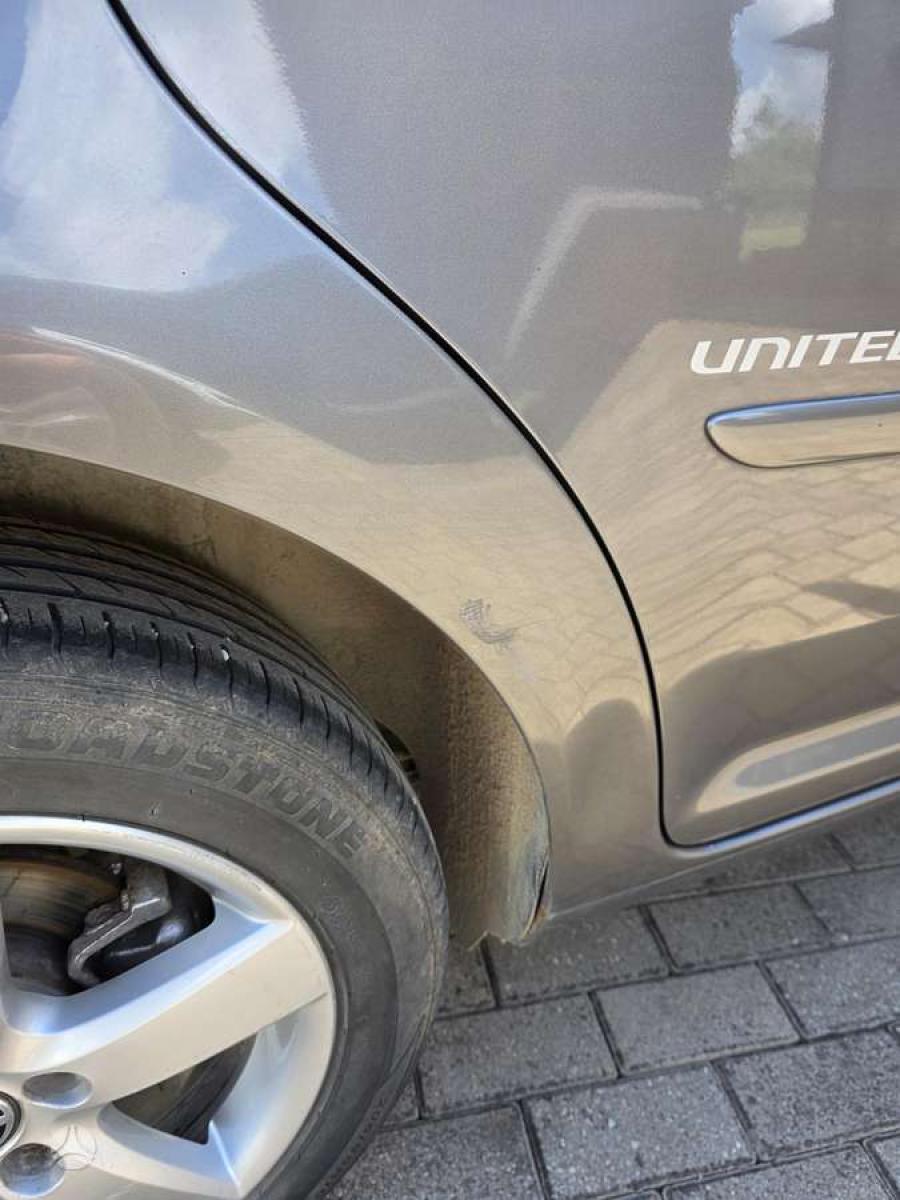 Grey Volkswagen Touran 2009 in Kursenai, with an engine capacity of 1.39 L and mileage of 184 thousand km for 2500 €, photo 10 on AUTOMOTO.COM.LV