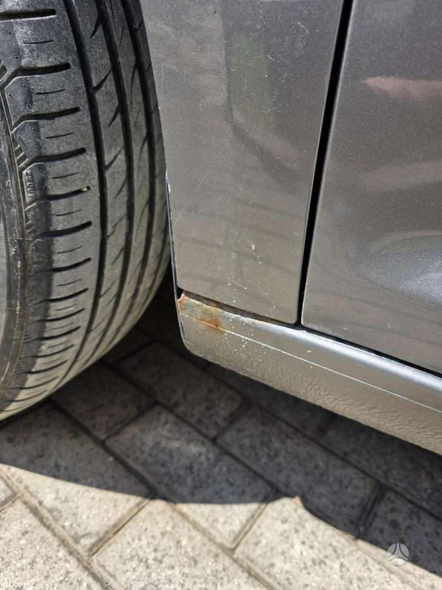 Grey Volkswagen Touran 2009 in Kursenai, with an engine capacity of 1.39 L and mileage of 184 thousand km for 2500 €, photo 13 on AUTOMOTO.COM.LV