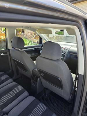 Grey Volkswagen Touran 2009 in Kursenai, with an engine capacity of 1.39 L and mileage of 184 thousand km for 2500 €, photo 16 on AUTOMOTO.COM.LV