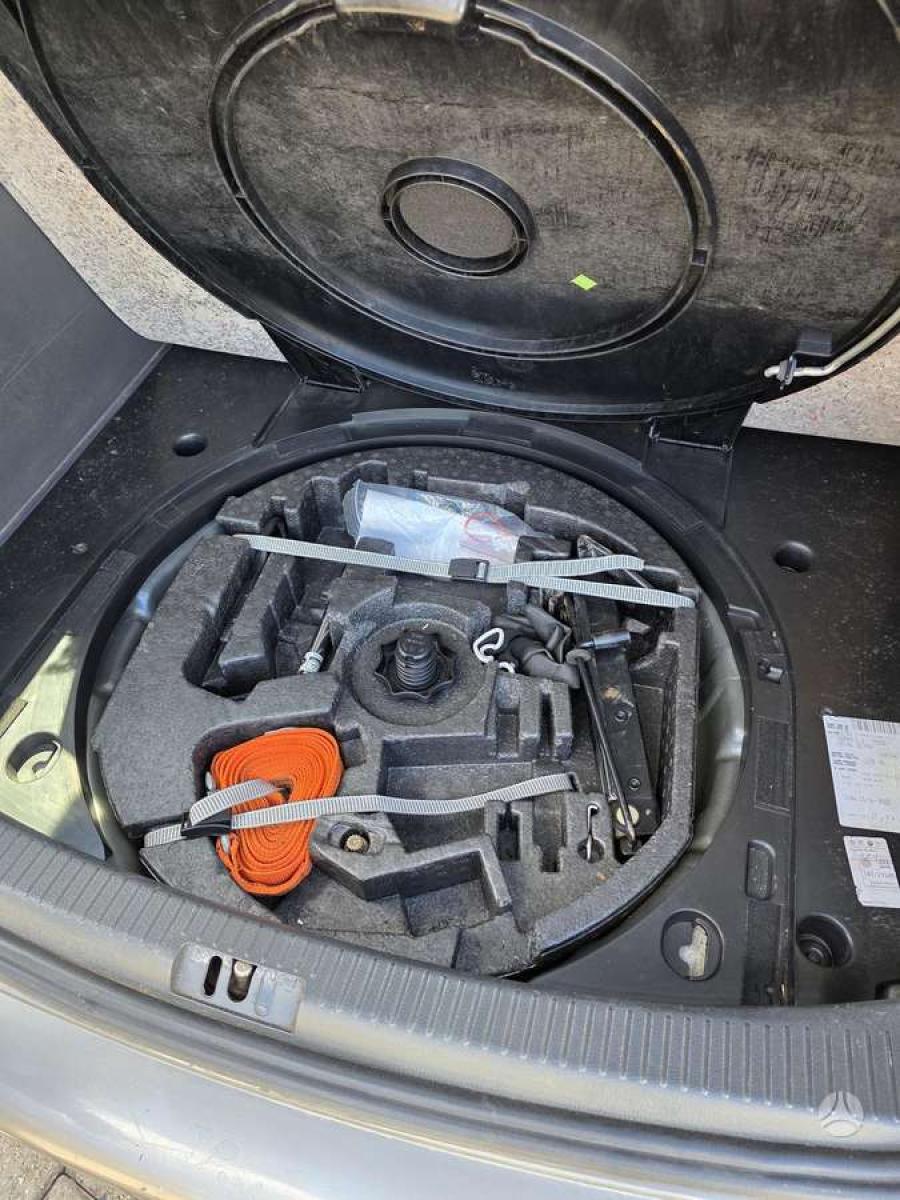 Grey Volkswagen Touran 2009 in Kursenai, with an engine capacity of 1.39 L and mileage of 184 thousand km for 2500 €, photo 17 on AUTOMOTO.COM.LV