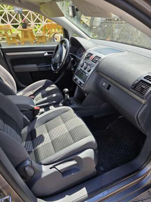 Grey Volkswagen Touran 2009 in Kursenai, with an engine capacity of 1.39 L and mileage of 184 thousand km for 2500 €, photo 18 on AUTOMOTO.COM.LV