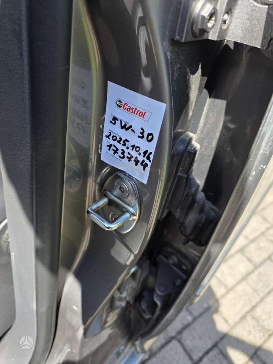 Grey Volkswagen Touran 2009 in Kursenai, with an engine capacity of 1.39 L and mileage of 184 thousand km for 2500 €, photo 27 on AUTOMOTO.COM.LV