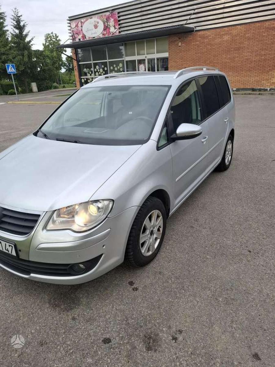 Grey Volkswagen Touran 2009 in Skuodas, with an engine capacity of 1.97 L and mileage of 320 thousand km for 2700 €, photo 1 on AUTOMOTO.COM.LV