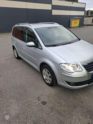 Grey Volkswagen Touran 2009 in Skuodas, with an engine capacity of 1.97 L and mileage of 320 thousand km for 2700 €, photo 3 on AUTOMOTO.COM.LV