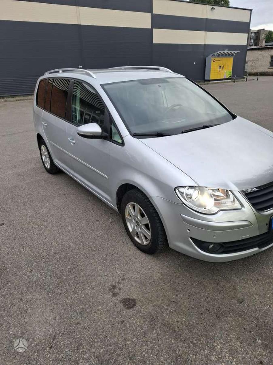 Grey Volkswagen Touran 2009 in Skuodas, with an engine capacity of 1.97 L and mileage of 320 thousand km for 2700 €, photo 3 on AUTOMOTO.COM.LV