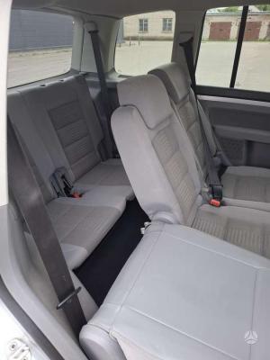 Grey Volkswagen Touran 2009 in Skuodas, with an engine capacity of 1.97 L and mileage of 320 thousand km for 2700 €, photo 5 on AUTOMOTO.COM.LV