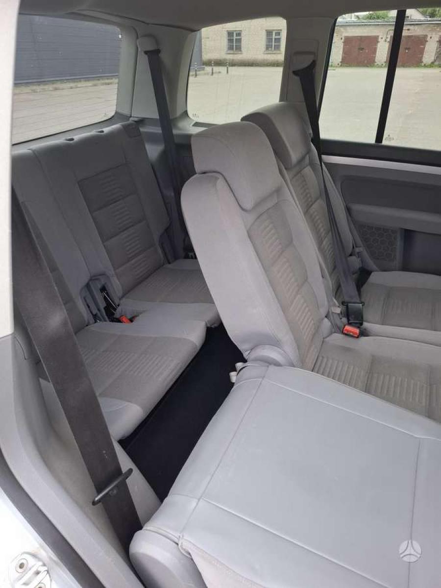 Grey Volkswagen Touran 2009 in Skuodas, with an engine capacity of 1.97 L and mileage of 320 thousand km for 2700 €, photo 5 on AUTOMOTO.COM.LV