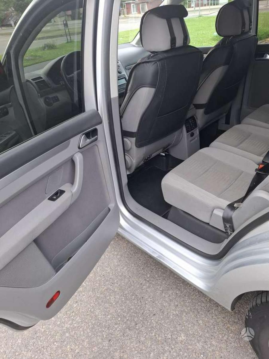 Grey Volkswagen Touran 2009 in Skuodas, with an engine capacity of 1.97 L and mileage of 320 thousand km for 2700 €, photo 7 on AUTOMOTO.COM.LV