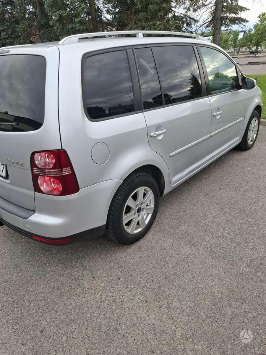 Grey Volkswagen Touran 2009 in Skuodas, with an engine capacity of 1.97 L and mileage of 320 thousand km for 2700 €, photo 9 on AUTOMOTO.COM.LV