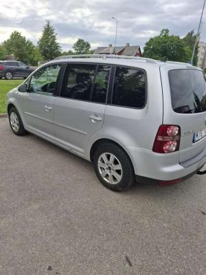 Grey Volkswagen Touran 2009 in Skuodas, with an engine capacity of 1.97 L and mileage of 320 thousand km for 2700 €, photo 10 on AUTOMOTO.COM.LV