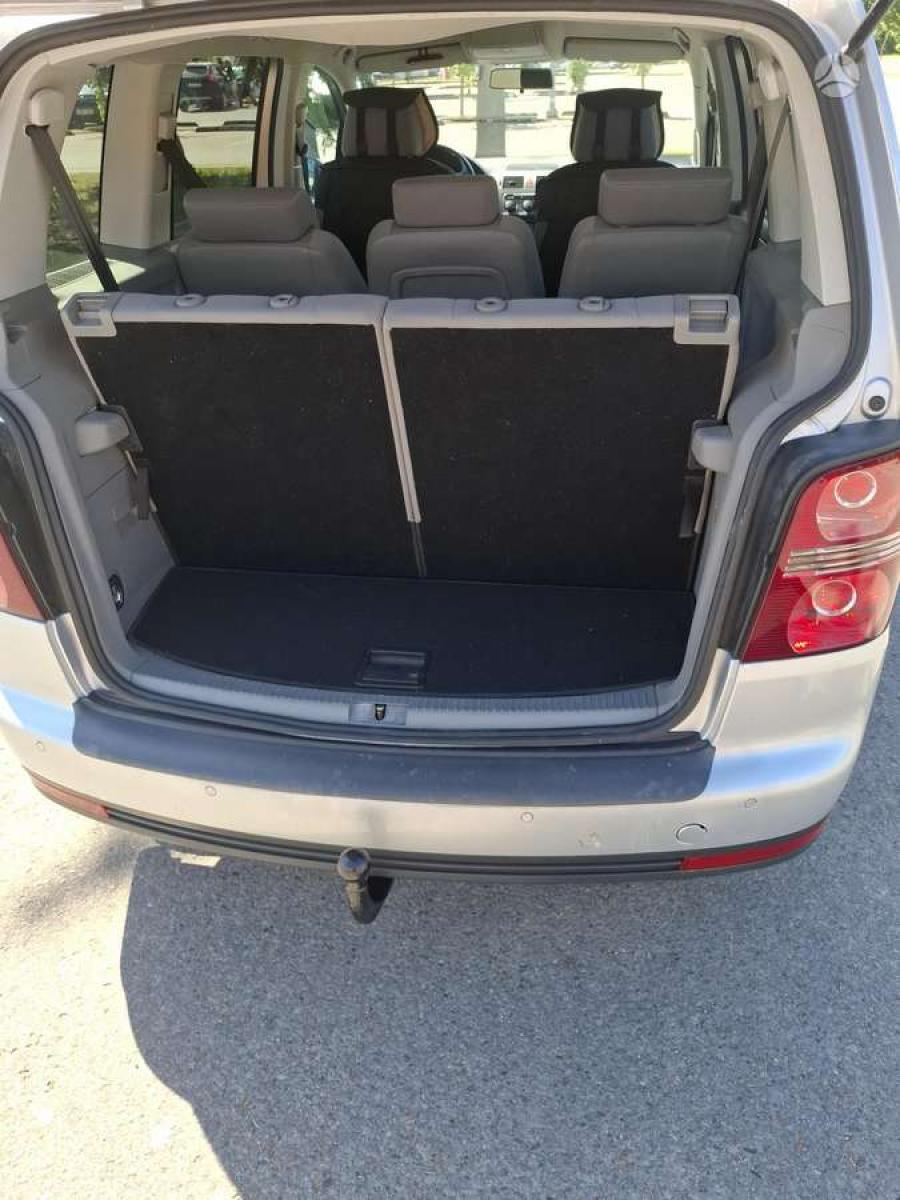 Grey Volkswagen Touran 2009 in Skuodas, with an engine capacity of 1.97 L and mileage of 320 thousand km for 2700 €, photo 12 on AUTOMOTO.COM.LV