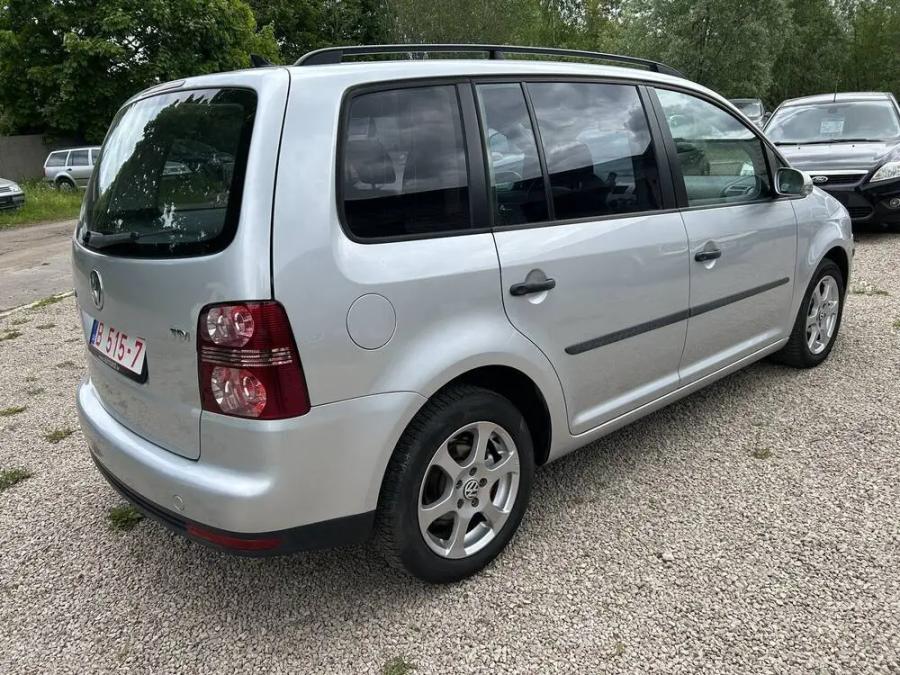 Pelēks Volkswagen Touran 2009 Limbaži, ar dzinēja tilpumu 1.90 L un nobraukumu 255 tūkst. km par 4550 €, foto 5 vietnē AUTOMOTO.COM.LV