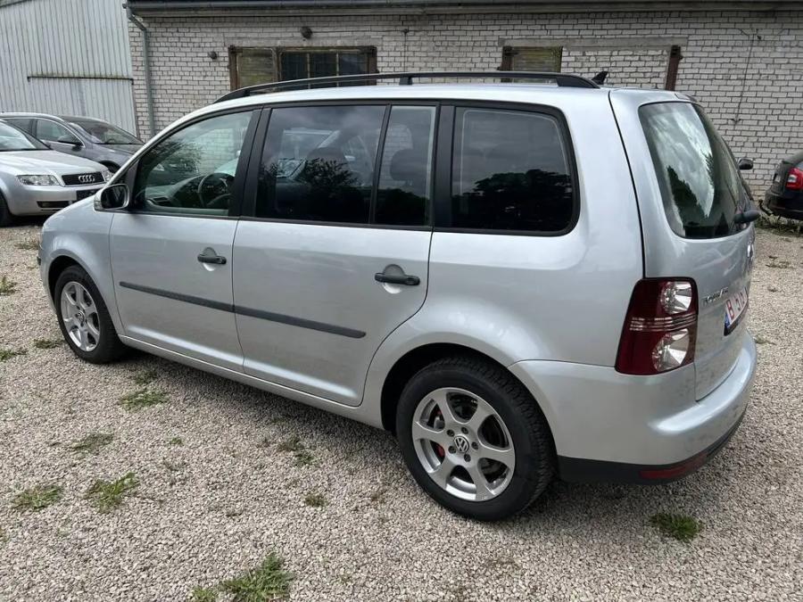 Pelēks Volkswagen Touran 2009 Limbaži, ar dzinēja tilpumu 1.90 L un nobraukumu 255 tūkst. km par 4550 €, foto 7 vietnē AUTOMOTO.COM.LV