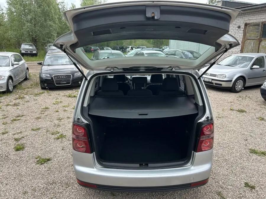 Pelēks Volkswagen Touran 2009 Limbaži, ar dzinēja tilpumu 1.90 L un nobraukumu 255 tūkst. km par 4550 €, foto 8 vietnē AUTOMOTO.COM.LV