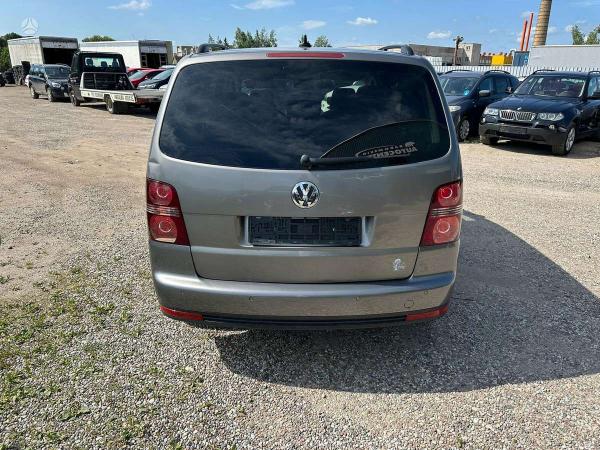Grey Volkswagen Touran 2009 in Jurbarkas, with an engine capacity of 1.97 L and mileage of 276 thousand km for 3399 €, photo 8 on AUTOMOTO.COM.LV