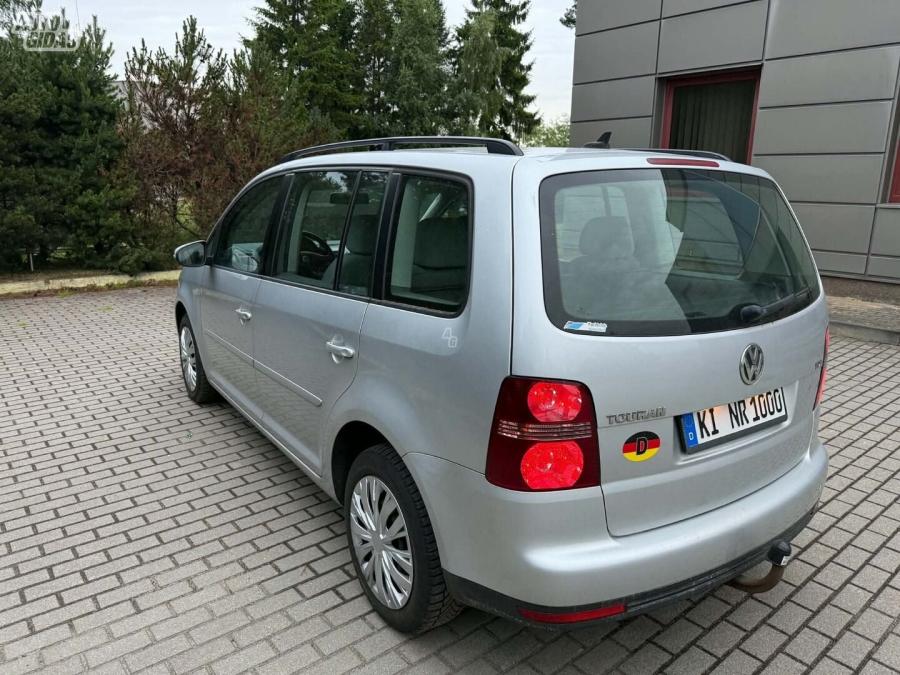 Pelēks Volkswagen Touran 2009 Mažeikiai, ar dzinēja tilpumu 1.90 L un nobraukumu 252 tūkst. km par 3950 €, foto 4 vietnē AUTOMOTO.COM.LV