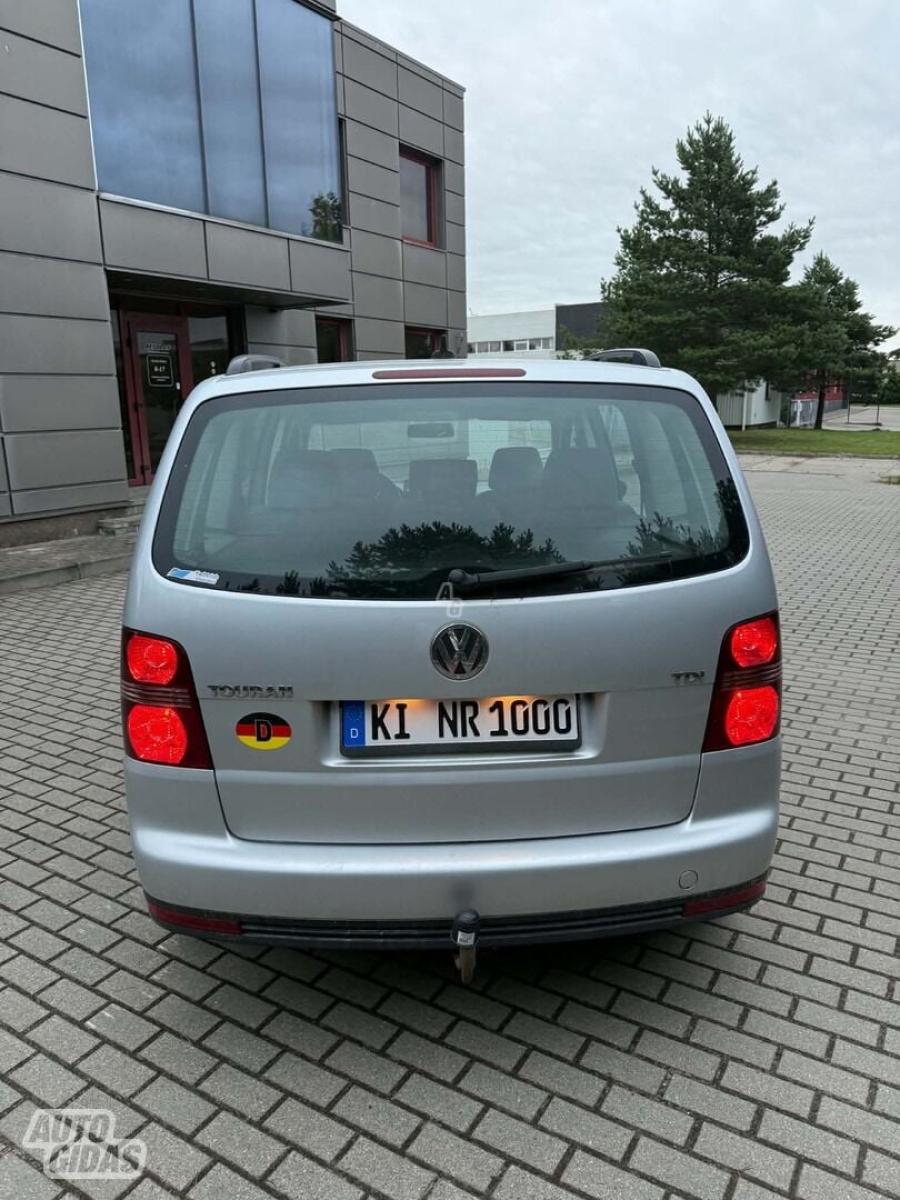 Pelēks Volkswagen Touran 2009 Mažeikiai, ar dzinēja tilpumu 1.90 L un nobraukumu 252 tūkst. km par 3950 €, foto 21 vietnē AUTOMOTO.COM.LV