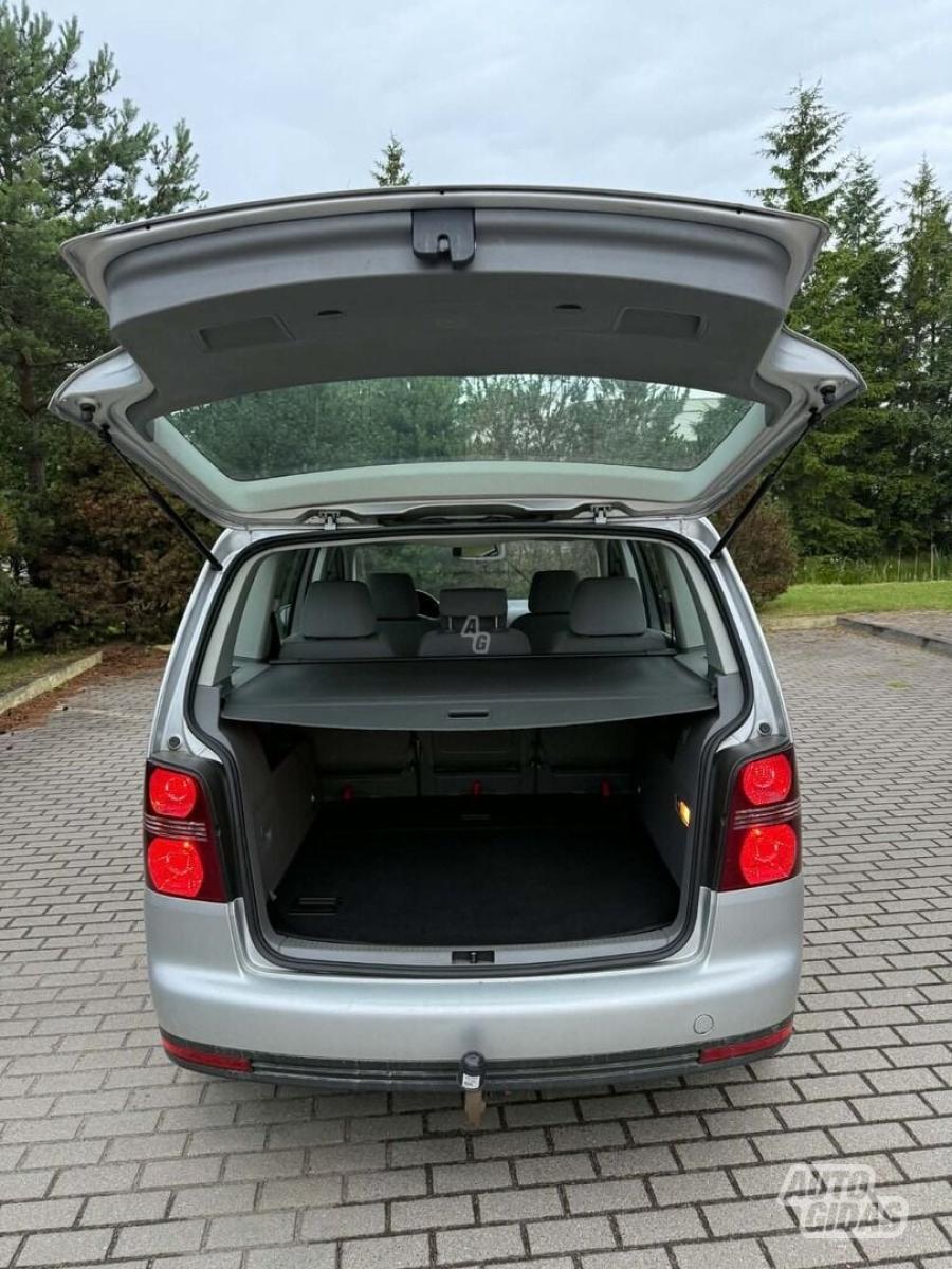 Pelēks Volkswagen Touran 2009 Mažeikiai, ar dzinēja tilpumu 1.90 L un nobraukumu 252 tūkst. km par 3950 €, foto 27 vietnē AUTOMOTO.COM.LV