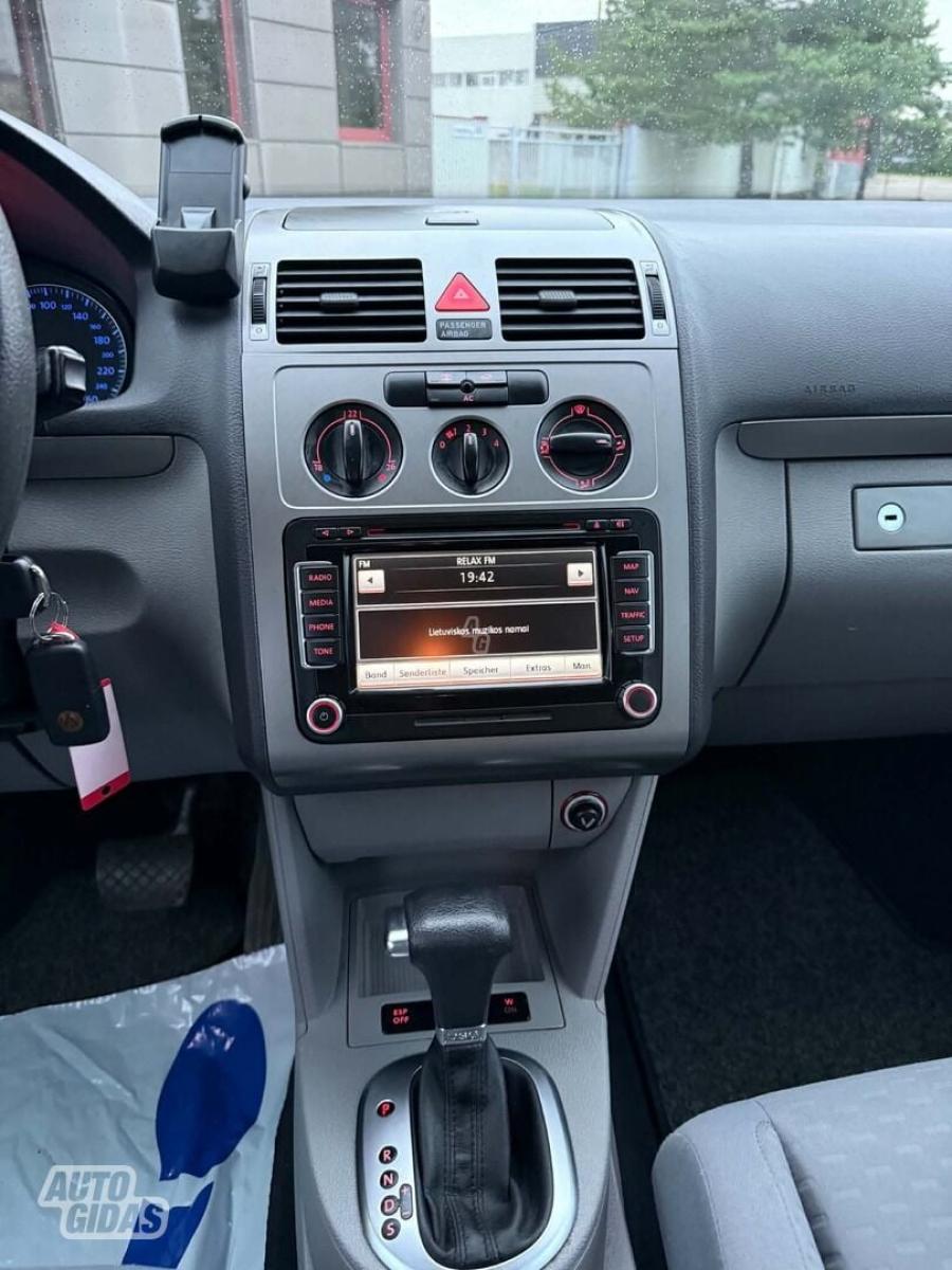 Pelēks Volkswagen Touran 2009 Mažeikiai, ar dzinēja tilpumu 1.90 L un nobraukumu 252 tūkst. km par 3950 €, foto 31 vietnē AUTOMOTO.COM.LV