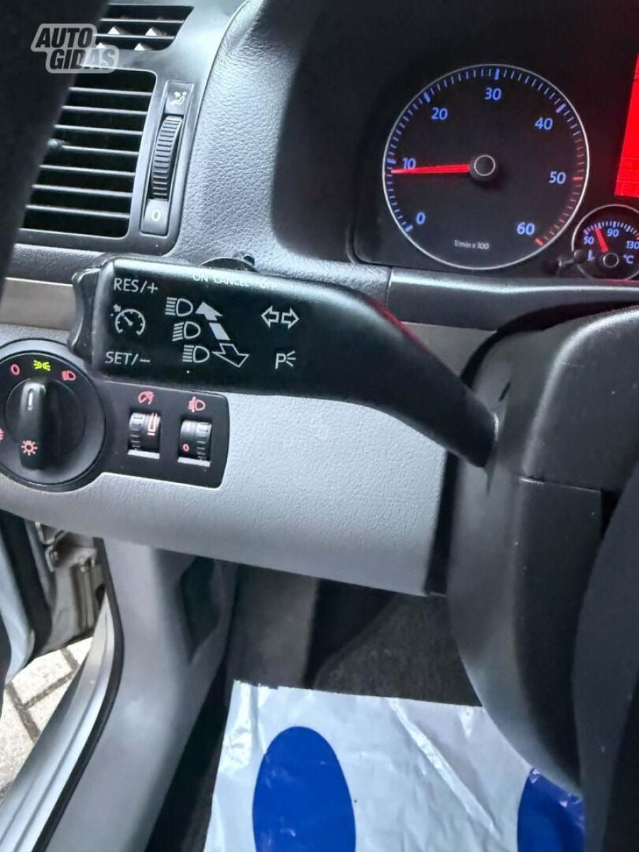Pelēks Volkswagen Touran 2009 Mažeikiai, ar dzinēja tilpumu 1.90 L un nobraukumu 252 tūkst. km par 3950 €, foto 33 vietnē AUTOMOTO.COM.LV