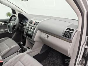 Pelēks Volkswagen Touran 2009 Rīga, ar dzinēja tilpumu 1.60 L un nobraukumu 195 tūkst. km par 4950 €, foto 11 vietnē AUTOMOTO.COM.LV
