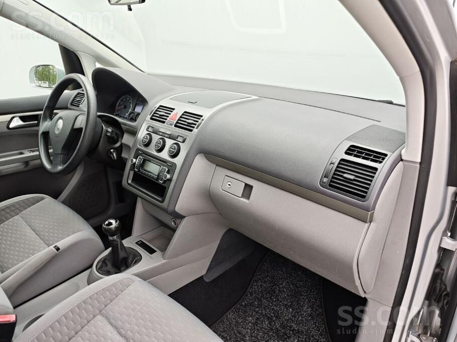 Pelēks Volkswagen Touran 2009 Rīga, ar dzinēja tilpumu 1.60 L un nobraukumu 195 tūkst. km par 4950 €, foto 11 vietnē AUTOMOTO.COM.LV