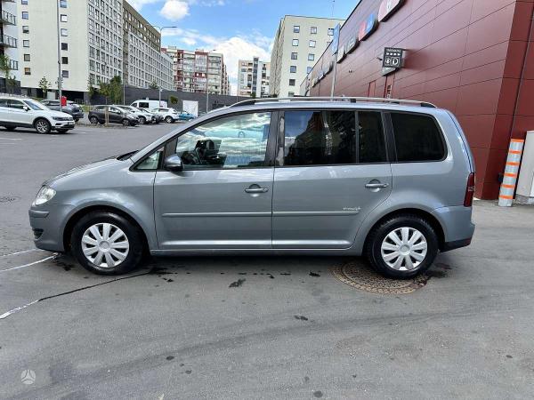 Pelēks Volkswagen Touran 2009 Viļņa, ar dzinēja tilpumu 1.97 L un nobraukumu 320 tūkst. km par 2900 €, foto 8 vietnē AUTOMOTO.COM.LV