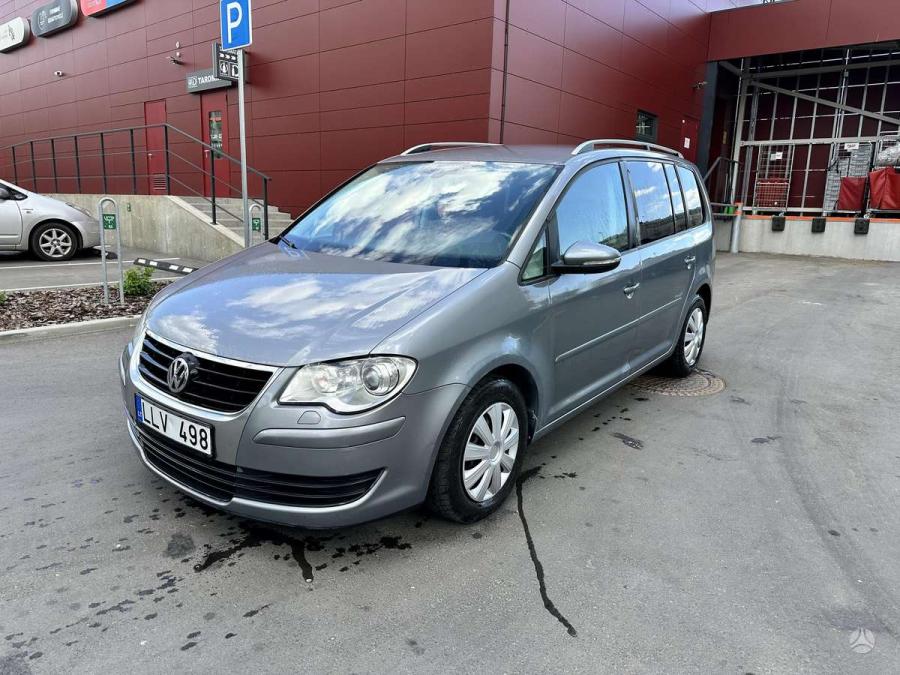 Pelēks Volkswagen Touran 2009 Viļņa, ar dzinēja tilpumu 1.97 L un nobraukumu 320 tūkst. km par 2900 €, foto 1 vietnē AUTOMOTO.COM.LV