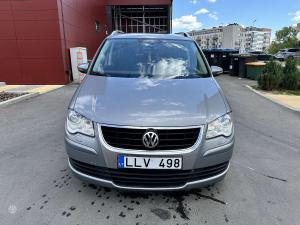 Pelēks Volkswagen Touran 2009 Viļņa, ar dzinēja tilpumu 1.97 L un nobraukumu 320 tūkst. km par 2900 €, foto 3 vietnē AUTOMOTO.COM.LV