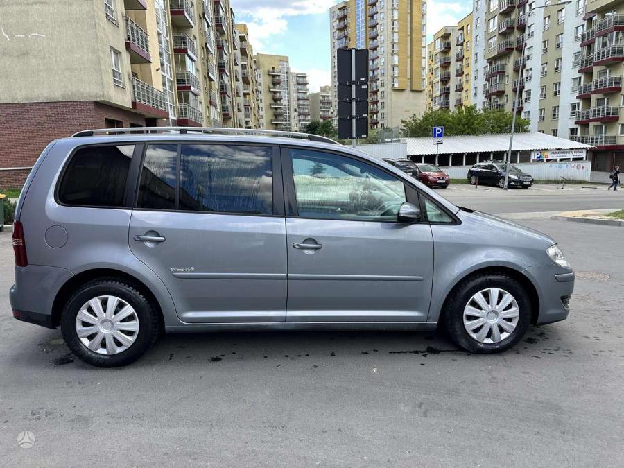 Pelēks Volkswagen Touran 2009 Viļņa, ar dzinēja tilpumu 1.97 L un nobraukumu 320 tūkst. km par 2900 €, foto 5 vietnē AUTOMOTO.COM.LV