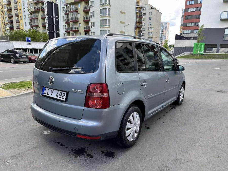 Pelēks Volkswagen Touran 2009 Viļņa, ar dzinēja tilpumu 1.97 L un nobraukumu 320 tūkst. km par 2900 €, foto 6 vietnē AUTOMOTO.COM.LV