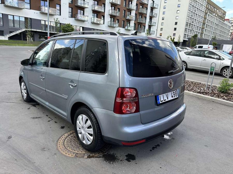 Pelēks Volkswagen Touran 2009 Viļņa, ar dzinēja tilpumu 1.97 L un nobraukumu 320 tūkst. km par 2900 €, foto 8 vietnē AUTOMOTO.COM.LV